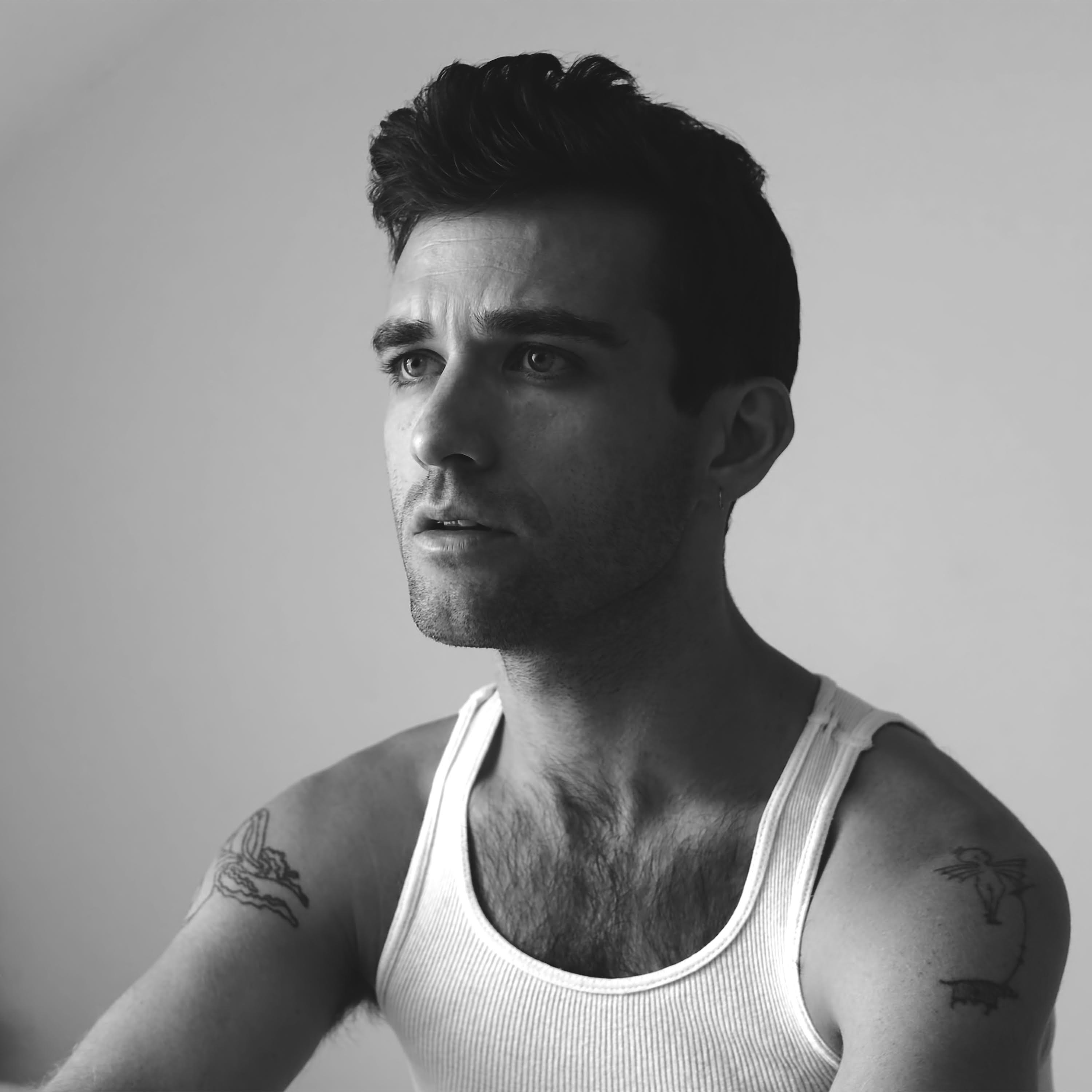 Chris Garneau dévoile le clip de Little While: pop baroque et folk au ...